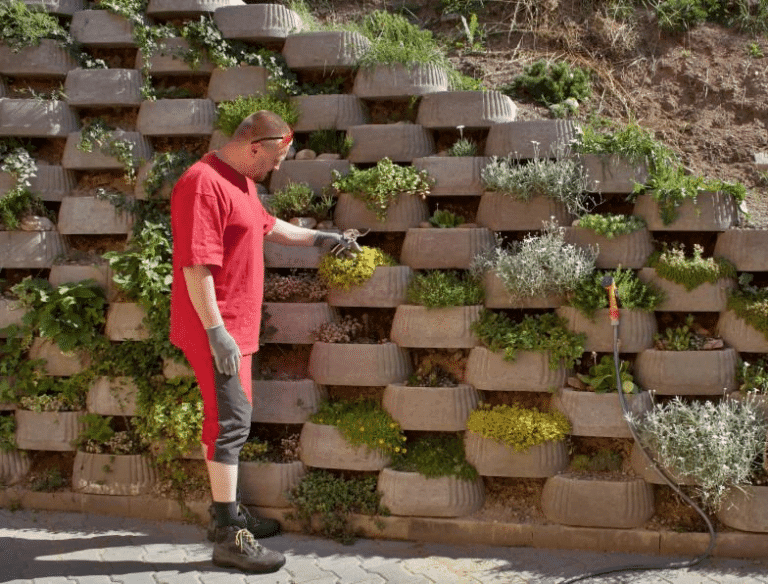 20 Ingenious DIY Cinder Block Garden Ideas - Enthralling Gumption