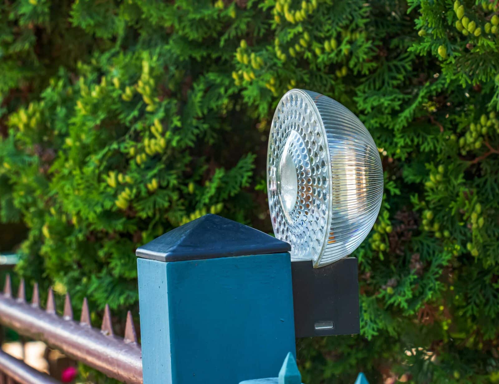 30 Affordable Fence Lighting Ideas - Enthralling Gumption