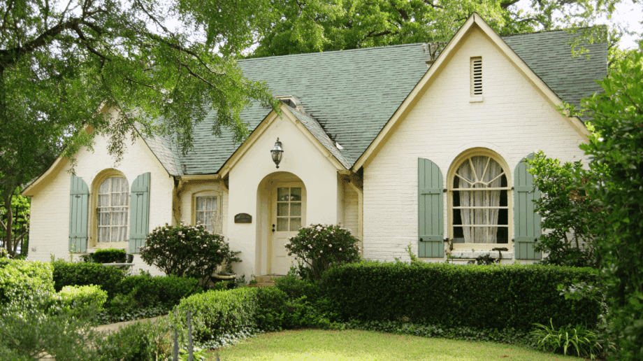 15 Stunning House and Roof Color Combinations - Enthralling Gumption